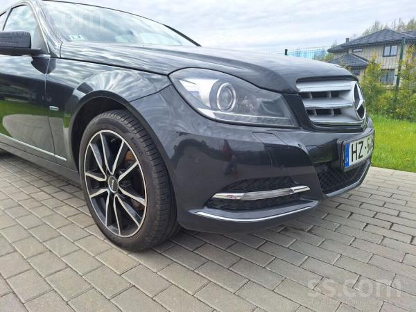 Black Mercedes-Benz C 250 2012 in Riga, with an engine capacity of 1.80 L and mileage of 165 thousand km for 7900 €, photo 4 on AUTOMOTO.COM.LV