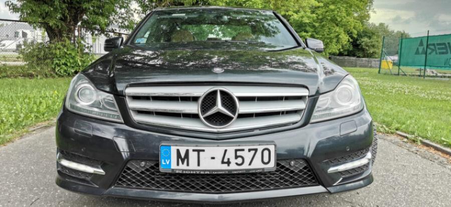 Black Mercedes-Benz C 250 2012 in Riga, with an engine capacity of 2.20 L and mileage of 210 thousand km for 9500 €, photo 3 on AUTOMOTO.COM.LV