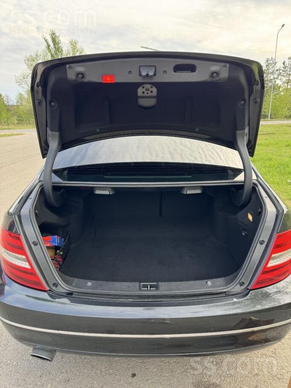 Mercedes-Benz C 250 2012 Rīga vietnē Melns Mercedes-Benz C 250 2012 Rīga, ar dzinēja tilpumu 1.80 L un nobraukumu 254 tūkst. km par 6800 €, foto 5 vietnē AUTOMOTO.COM.LV