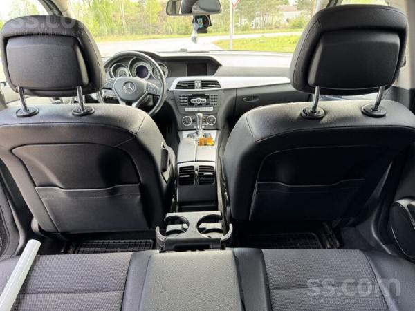 Mercedes-Benz C 250 2012 Rīga vietnē Melns Mercedes-Benz C 250 2012 Rīga, ar dzinēja tilpumu 1.80 L un nobraukumu 254 tūkst. km par 6800 €, foto 7 vietnē AUTOMOTO.COM.LV