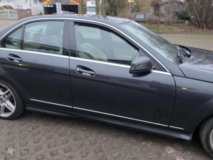 Melns Mercedes-Benz C 250 2013 Panevēža, ar dzinēja tilpumu 2.14 L un nobraukumu 176 tūkst. km par 3450 €, foto 3 vietnē AUTOMOTO.COM.LV