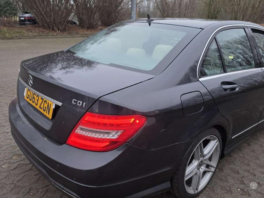 Melns Mercedes-Benz C 250 2013 Panevēža, ar dzinēja tilpumu 2.14 L un nobraukumu 176 tūkst. km par 3450 €, foto 5 vietnē AUTOMOTO.COM.LV