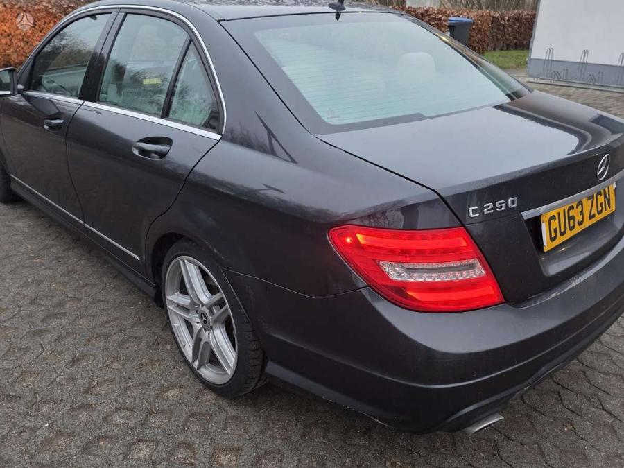 Melns Mercedes-Benz C 250 2013 Panevēža, ar dzinēja tilpumu 2.14 L un nobraukumu 176 tūkst. km par 3450 €, foto 7 vietnē AUTOMOTO.COM.LV