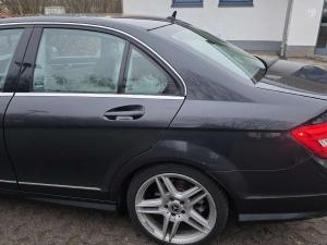 Melns Mercedes-Benz C 250 2013 Panevēža, ar dzinēja tilpumu 2.14 L un nobraukumu 176 tūkst. km par 3450 €, foto 8 vietnē AUTOMOTO.COM.LV