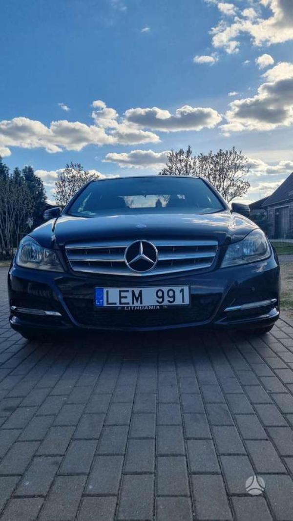 Черный Мерседес Ц 250 2013 в Ионава, объемом двигателя 1.80 л и пробегом 280 тыс. км за 6500 €, фото 1 на AUTOMOTO.COM.LV