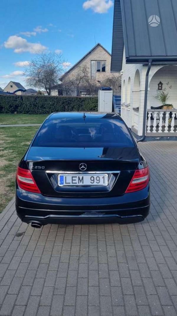 Черный Мерседес Ц 250 2013 в Ионава, объемом двигателя 1.80 л и пробегом 280 тыс. км за 6500 €, фото 6 на AUTOMOTO.COM.LV