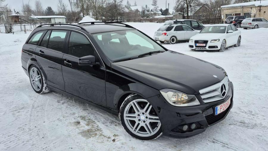 Black Mercedes-Benz C 250 2011 in Utena, with an engine capacity of 2.14 L and mileage of 302 thousand km for 5990 €, photo 3 on AUTOMOTO.COM.LV
