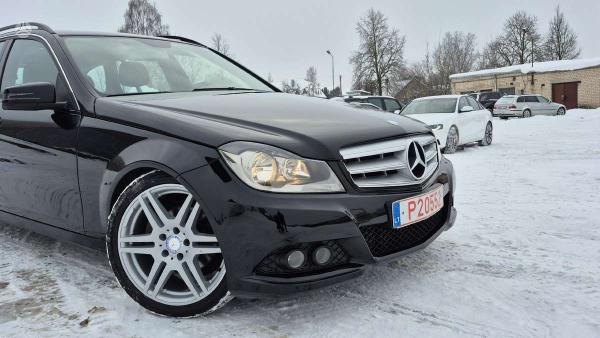 Black Mercedes-Benz C 250 2011 in Utena, with an engine capacity of 2.14 L and mileage of 302 thousand km for 5990 €, photo 7 on AUTOMOTO.COM.LV