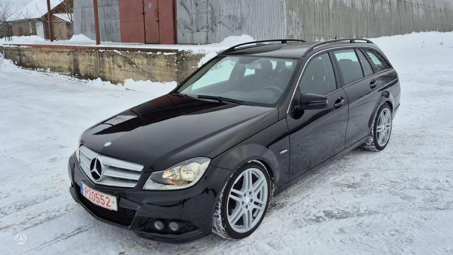 Black Mercedes-Benz C 250 2011 in Utena, with an engine capacity of 2.14 L and mileage of 302 thousand km for 5990 €, photo 8 on AUTOMOTO.COM.LV