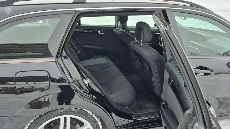 Black Mercedes-Benz C 250 2011 in Utena, with an engine capacity of 2.14 L and mileage of 302 thousand km for 5990 €, photo 21 on AUTOMOTO.COM.LV