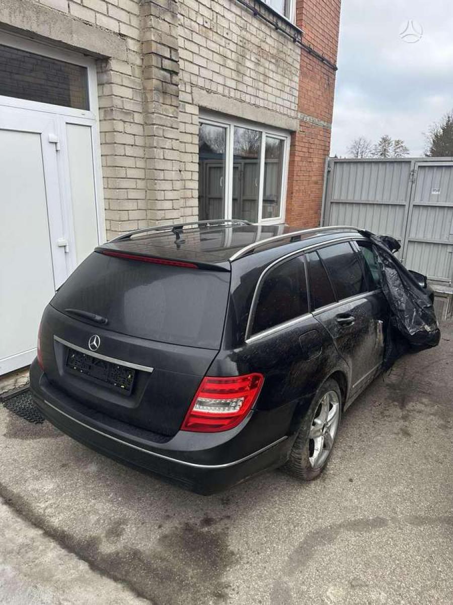 Melns Mercedes-Benz C 250 2011 Kauņa, ar dzinēja tilpumu 2.20 L un nobraukumu 220 tūkst. km par 3500 €, foto 6 vietnē AUTOMOTO.COM.LV
