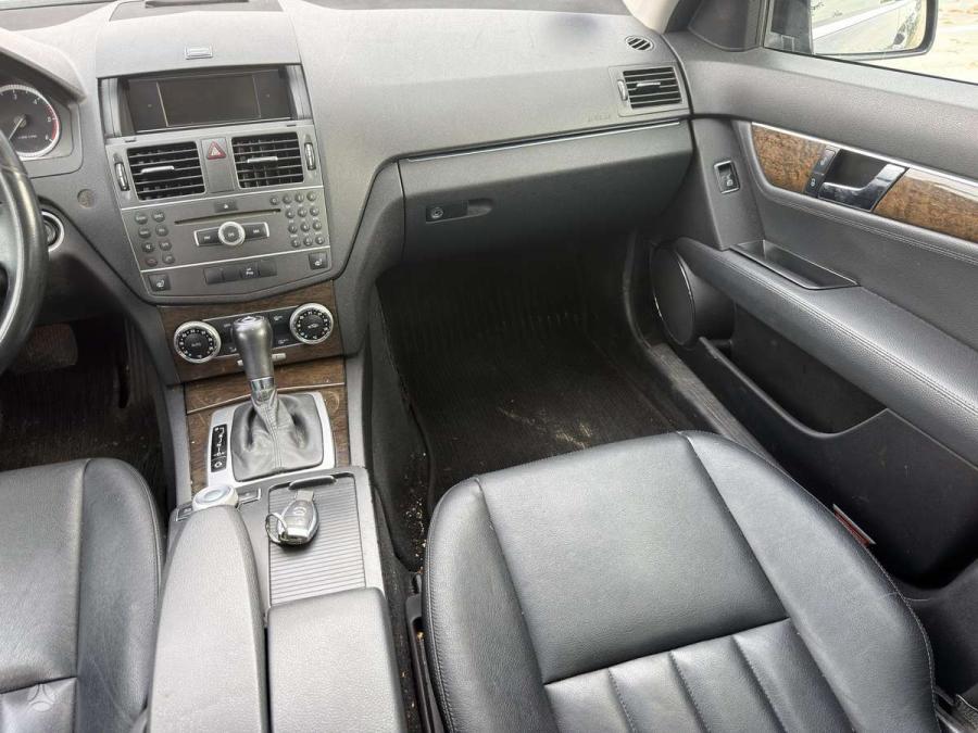 Melns Mercedes-Benz C 250 2011 Panevēža, ar dzinēja tilpumu 2.14 L un nobraukumu 259 tūkst. km par 3650 €, foto 17 vietnē AUTOMOTO.COM.LV