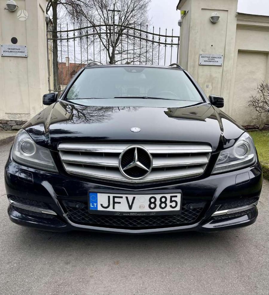 Black Mercedes-Benz C 250 2012 in Vilnius, with an engine capacity of 2.14 L and mileage of 309 thousand km for 6700 €, photo 3 on AUTOMOTO.COM.LV