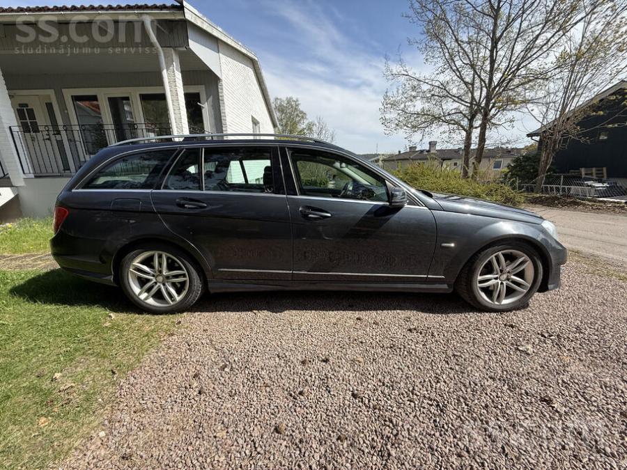 Black Mercedes-Benz C 250 2012 in Riga, with an engine capacity of 2.20 L and mileage of 264 thousand km for 6990 €, photo 4 on AUTOMOTO.COM.LV