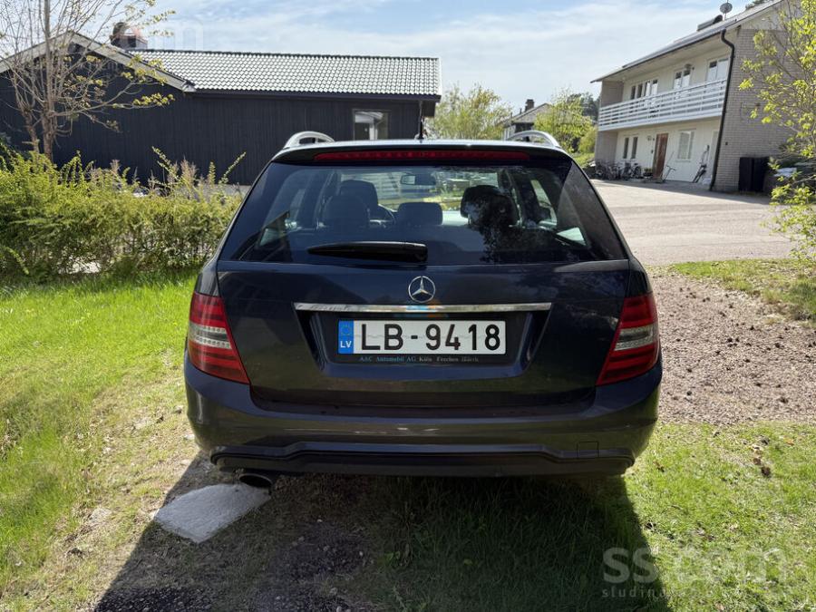 Black Mercedes-Benz C 250 2012 in Riga, with an engine capacity of 2.20 L and mileage of 264 thousand km for 6990 €, photo 5 on AUTOMOTO.COM.LV