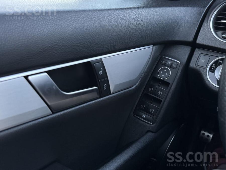 Black Mercedes-Benz C 250 2012 in Riga, with an engine capacity of 2.20 L and mileage of 264 thousand km for 6990 €, photo 13 on AUTOMOTO.COM.LV