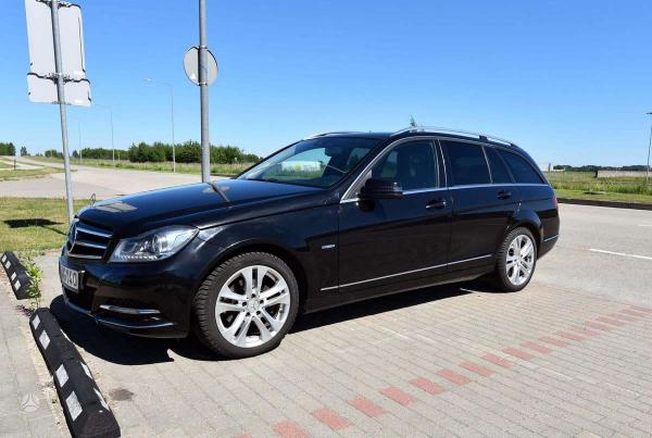 Black Mercedes-Benz C 250 2012 in Siauliai, with an engine capacity of 2.14 L and mileage of 261 thousand km for 8500 €, photo 2 on AUTOMOTO.COM.LV