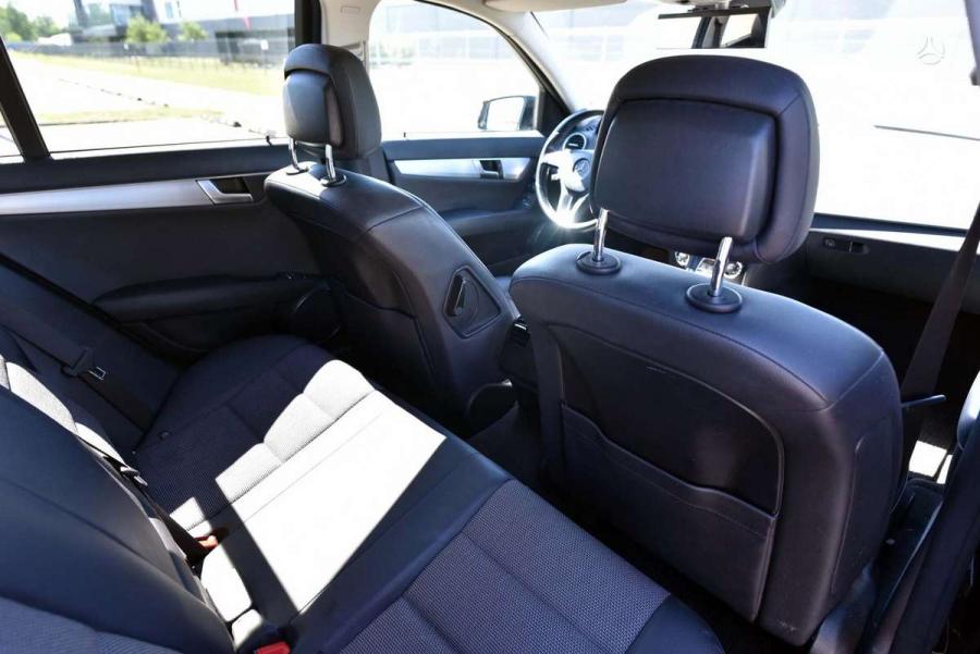 Melns Mercedes-Benz C 250 2012 Šauļi, ar dzinēja tilpumu 2.14 L un nobraukumu 261 tūkst. km par 8500 €, foto 24 vietnē AUTOMOTO.COM.LV