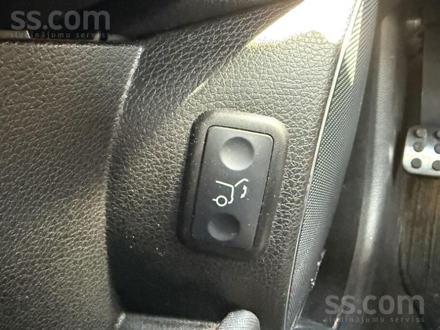 Black Mercedes-Benz C 250 2012 in Riga, with an engine capacity of 2.20 L and mileage of 264 thousand km for 6990 €, photo 12 on AUTOMOTO.COM.LV