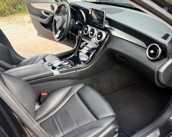 Mercedes-Benz C 250 2016 in Klaipeda on AUTOMOTO.COM.LV Black Mercedes-Benz C 250 2016 in Klaipeda, with an engine capacity of 2.14 L and mileage of 320 thousand km for 11350 €, photo 9 on AUTOMOTO.COM.LV