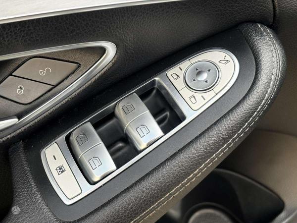 Mercedes-Benz C 250 2016 in Klaipeda on AUTOMOTO.COM.LV Black Mercedes-Benz C 250 2016 in Klaipeda, with an engine capacity of 2.14 L and mileage of 320 thousand km for 11350 €, photo 11 on AUTOMOTO.COM.LV