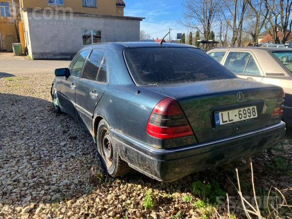 Blue Mercedes-Benz C 250 1997 in Riga, with an engine capacity of 2.50 L and mileage of 415 thousand km for 1100 €, photo 3 on AUTOMOTO.COM.LV