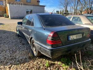 Синий Мерседес Ц 250 1997 в Рига, объемом двигателя 2.50 л и пробегом 415 тыс. км за 1100 €, фото 4 на AUTOMOTO.COM.LV