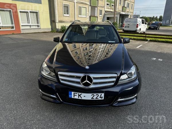 Синий Мерседес Ц 250 2012 в Рига, объемом двигателя 2.50 л и пробегом 147 тыс. км за 12500 €, фото 1 на AUTOMOTO.COM.LV