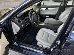 Синий Мерседес Ц 250 2012 в Рига, объемом двигателя 2.50 л и пробегом 147 тыс. км за 12500 €, фото 5 на AUTOMOTO.COM.LV