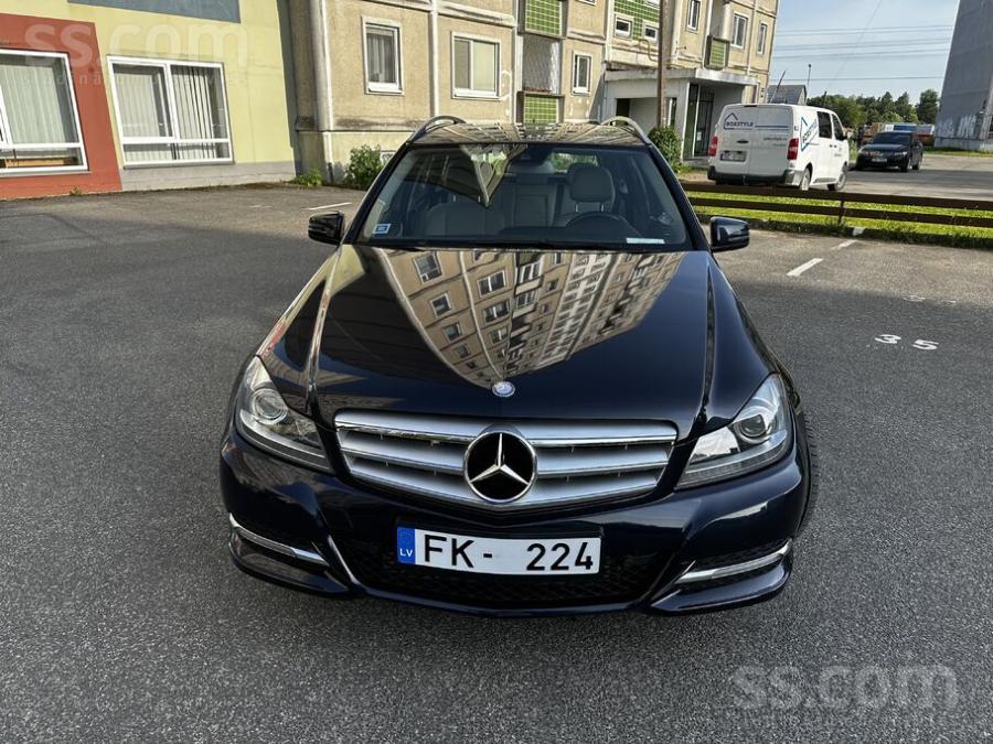 Blue Mercedes-Benz C 250 2013 in Riga, with an engine capacity of 2.50 L and mileage of 132 thousand km for 13500 €, photo 1 on AUTOMOTO.COM.LV