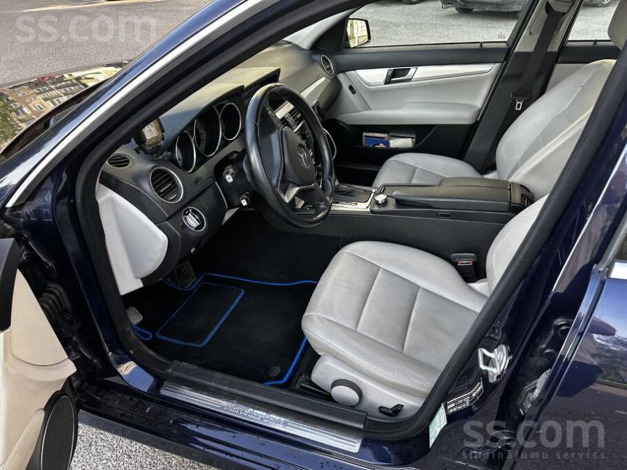 Blue Mercedes-Benz C 250 2013 in Riga, with an engine capacity of 2.50 L and mileage of 132 thousand km for 13500 €, photo 4 on AUTOMOTO.COM.LV