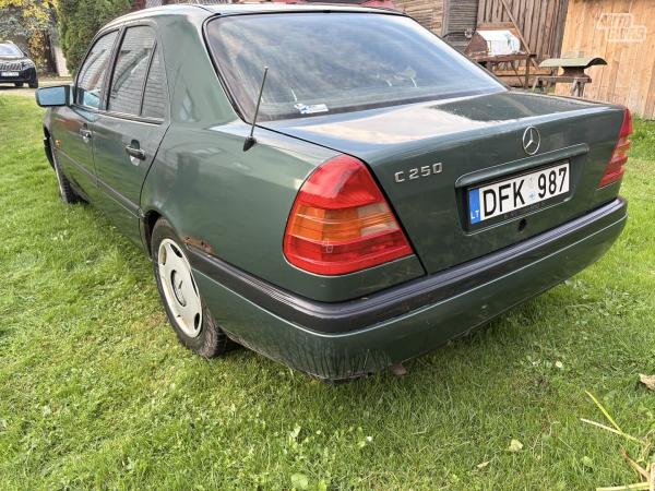 Zaļš Mercedes-Benz C 250 1994 Šakiai, ar dzinēja tilpumu 2.40 L un nobraukumu 261 tūkst. km par 750 €, foto 8 vietnē AUTOMOTO.COM.LV