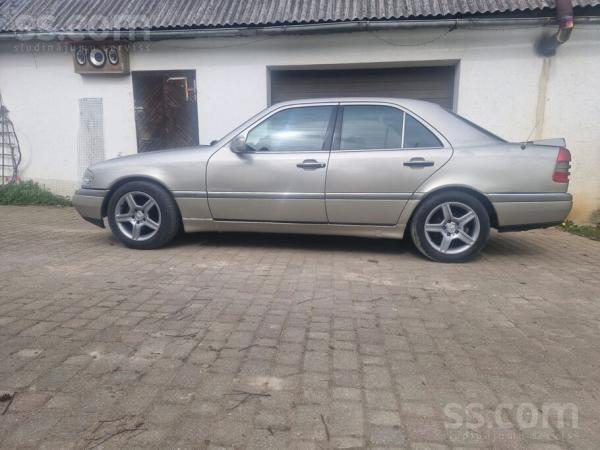 Серый Мерседес Ц 250 1994 в Цесис, объемом двигателя 2.50 л и пробегом 418 тыс. км за 1950 €, фото 1 на AUTOMOTO.COM.LV