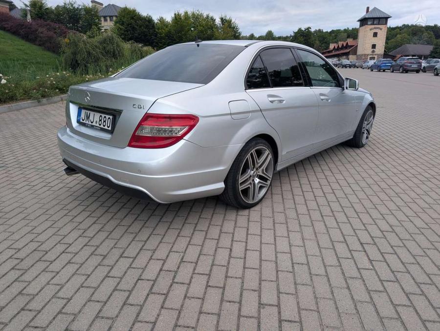 Grey Mercedes-Benz C 250 2009 in Vilnius, with an engine capacity of 2.14 L and mileage of 382 thousand km for 4200 €, photo 3 on AUTOMOTO.COM.LV
