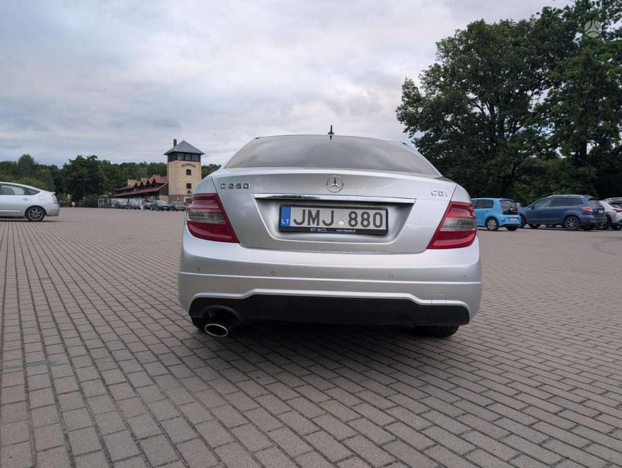Grey Mercedes-Benz C 250 2009 in Vilnius, with an engine capacity of 2.14 L and mileage of 382 thousand km for 4200 €, photo 9 on AUTOMOTO.COM.LV