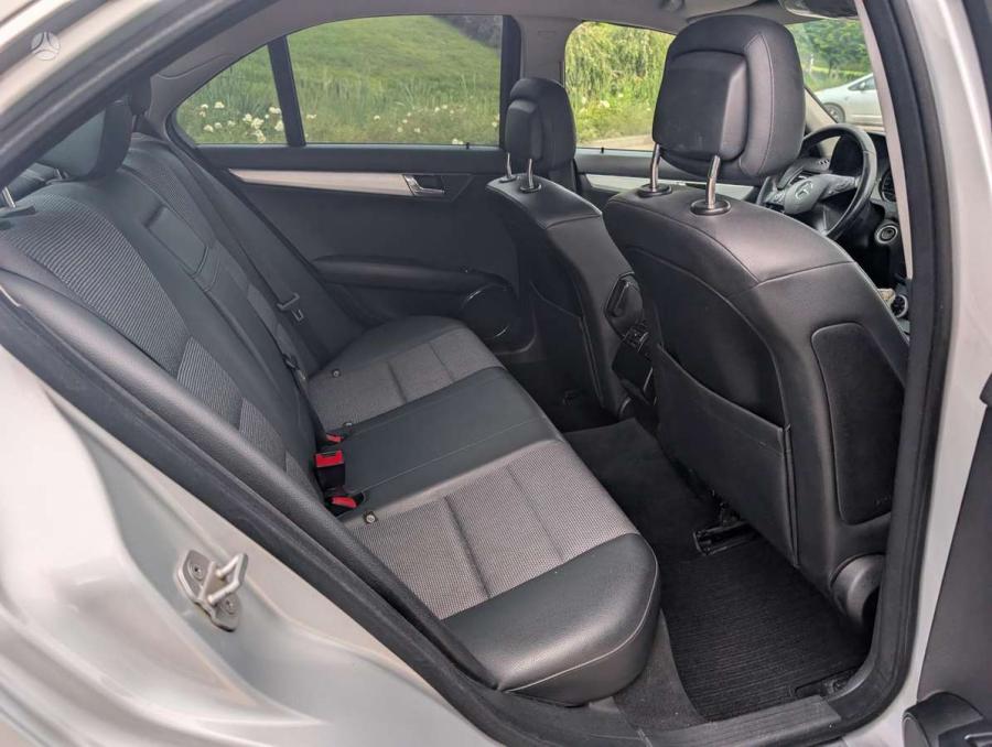 Grey Mercedes-Benz C 250 2009 in Vilnius, with an engine capacity of 2.14 L and mileage of 382 thousand km for 4200 €, photo 12 on AUTOMOTO.COM.LV