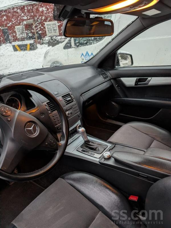 Pelēks Mercedes-Benz C 250 2011 Rīga, ar dzinēja tilpumu 2.10 L un nobraukumu 278 tūkst. km par 8000 €, foto 9 vietnē AUTOMOTO.COM.LV