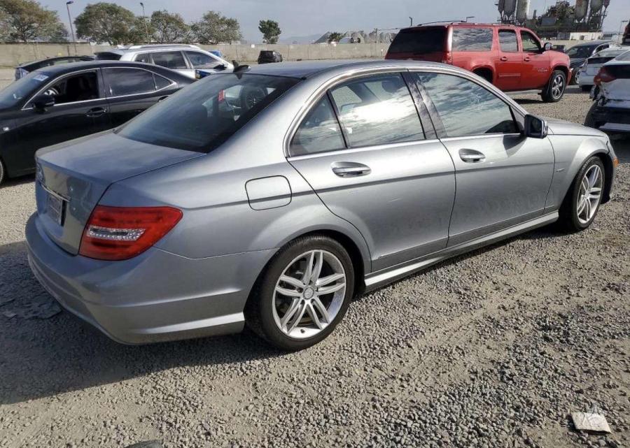 Pelēks Mercedes-Benz C 250 2012 Viļņa, ar dzinēja tilpumu 1.80 L un nobraukumu 291 tūkst. km par 3500 €, foto 4 vietnē AUTOMOTO.COM.LV