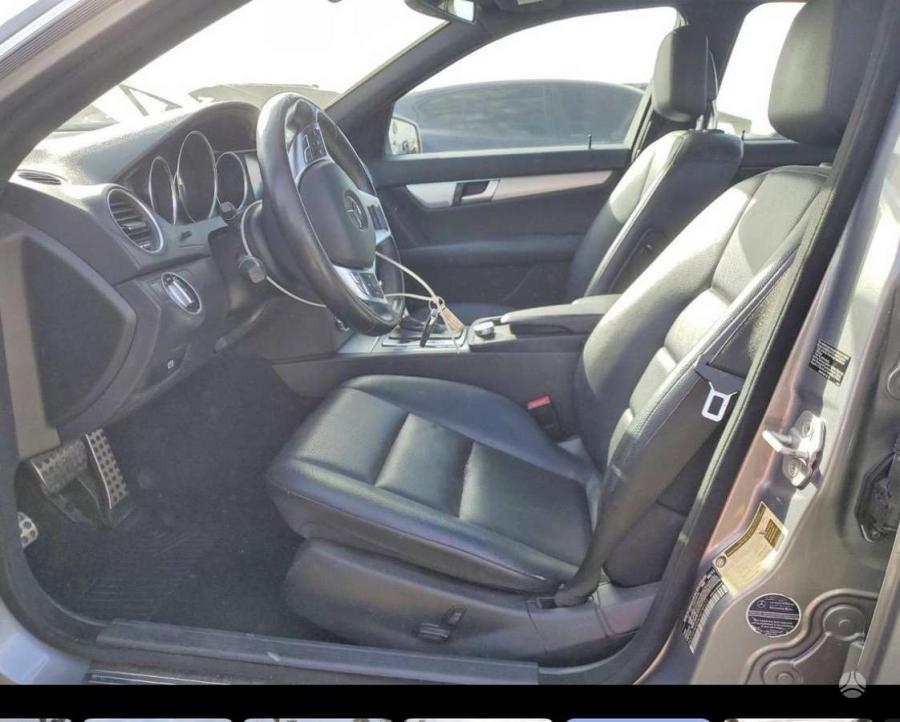 Pelēks Mercedes-Benz C 250 2012 Viļņa, ar dzinēja tilpumu 1.80 L un nobraukumu 291 tūkst. km par 3500 €, foto 5 vietnē AUTOMOTO.COM.LV