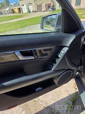 Pelēks Mercedes-Benz C 250 2009 Rīga, ar dzinēja tilpumu 2.20 L un nobraukumu 360 tūkst. km par 4500 €, foto 12 vietnē AUTOMOTO.COM.LV