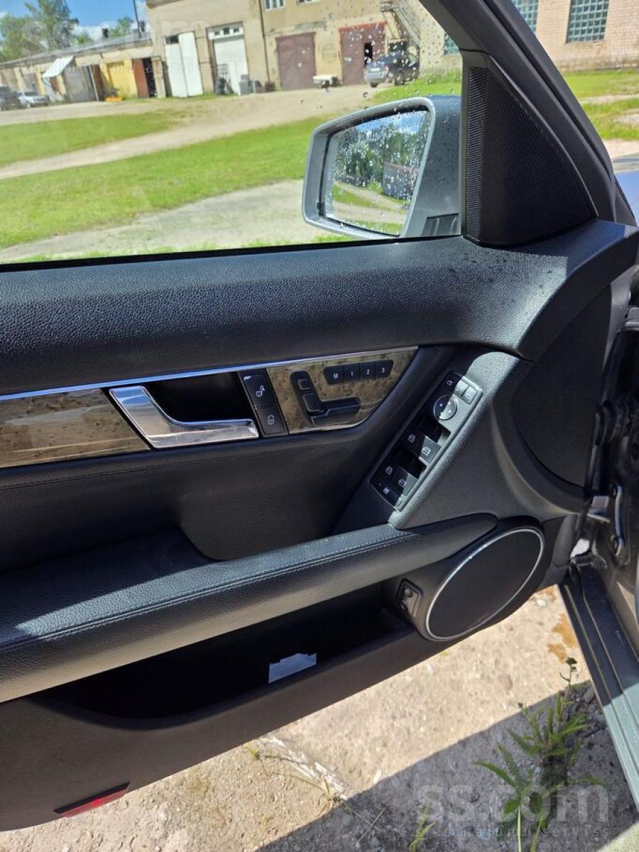 Pelēks Mercedes-Benz C 250 2009 Rīga, ar dzinēja tilpumu 2.20 L un nobraukumu 360 tūkst. km par 4500 €, foto 12 vietnē AUTOMOTO.COM.LV