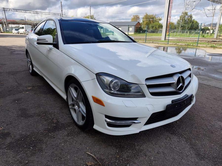 White Mercedes-Benz C 250 2013 in Siauliai, with an engine capacity of 2.00 L and mileage of 222 thousand km for 8900 €, photo 1 on AUTOMOTO.COM.LV