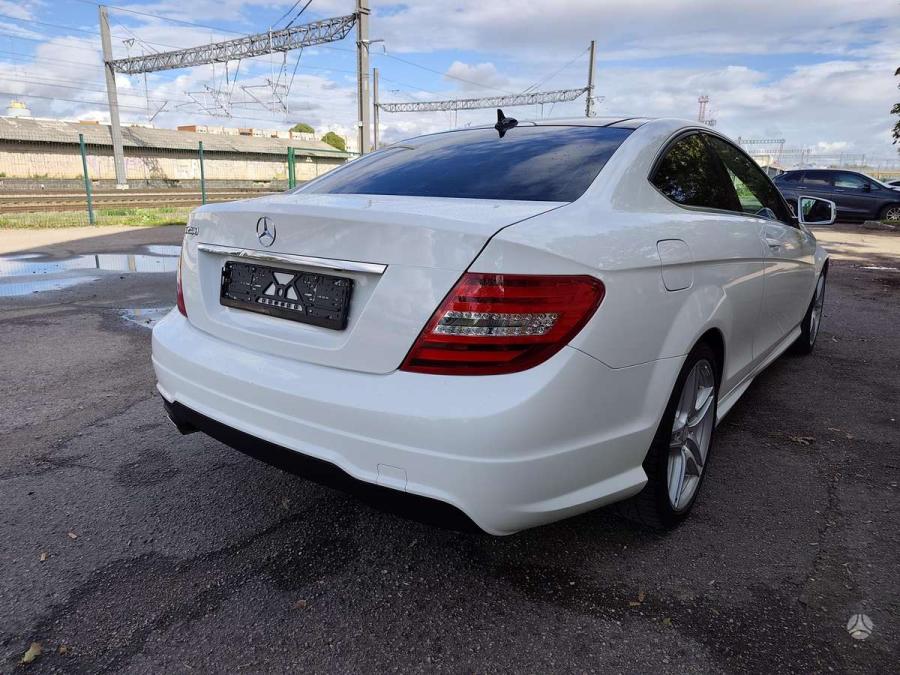 White Mercedes-Benz C 250 2013 in Siauliai, with an engine capacity of 2.00 L and mileage of 222 thousand km for 8900 €, photo 4 on AUTOMOTO.COM.LV