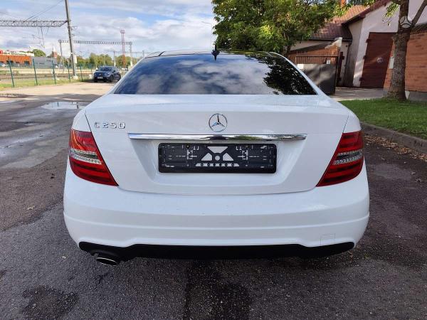 White Mercedes-Benz C 250 2013 in Siauliai, with an engine capacity of 2.00 L and mileage of 222 thousand km for 8900 €, photo 5 on AUTOMOTO.COM.LV