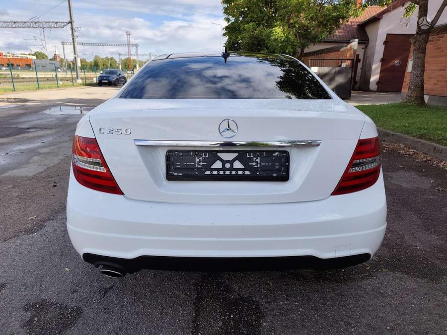 White Mercedes-Benz C 250 2013 in Siauliai, with an engine capacity of 2.00 L and mileage of 222 thousand km for 8900 €, photo 5 on AUTOMOTO.COM.LV