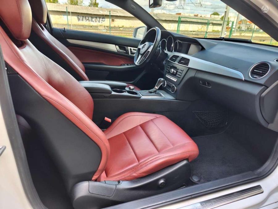 White Mercedes-Benz C 250 2013 in Siauliai, with an engine capacity of 2.00 L and mileage of 222 thousand km for 8900 €, photo 14 on AUTOMOTO.COM.LV