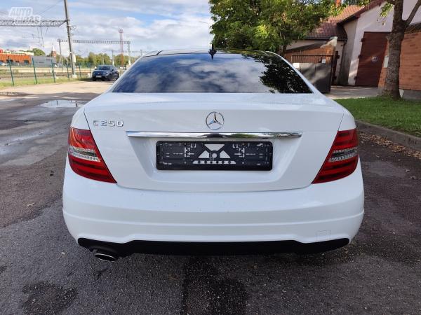 Mercedes-Benz C 250 2013 Šauļi vietnē Balts Mercedes-Benz C 250 2013 Šauļi, ar dzinēja tilpumu 2.00 L un nobraukumu 222 tūkst. km par 8900 €, foto 5 vietnē AUTOMOTO.COM.LV