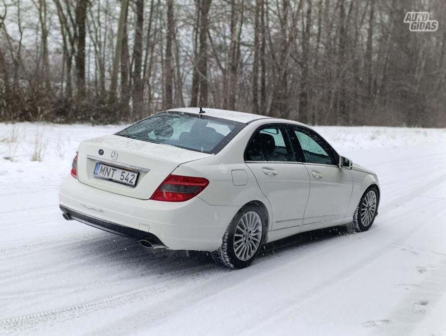 White Mercedes-Benz C 250 2011 in Kaunas, with an engine capacity of 2.50 L and mileage of 209 thousand km for 3700 €, photo 8 on AUTOMOTO.COM.LV