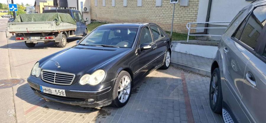 Black Mercedes-Benz c-270 2001 in Alytus, with an engine capacity of 2.69 L and mileage of 367 thousand km for 1750 €, photo 3 on AUTOMOTO.COM.LV