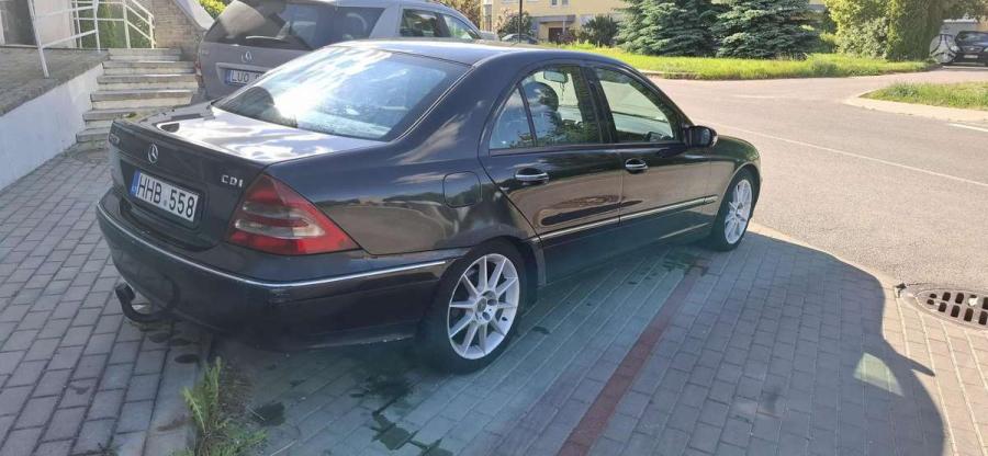 Black Mercedes-Benz c-270 2001 in Alytus, with an engine capacity of 2.69 L and mileage of 367 thousand km for 1750 €, photo 4 on AUTOMOTO.COM.LV